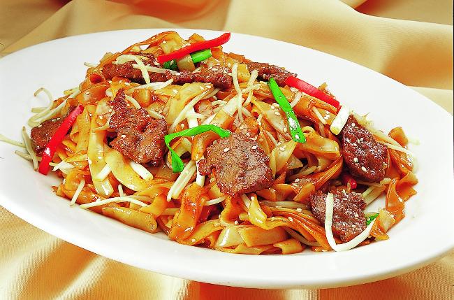 Fried Rice Noodles with Beef, Bean Sprout & Soya Sauce - Per...